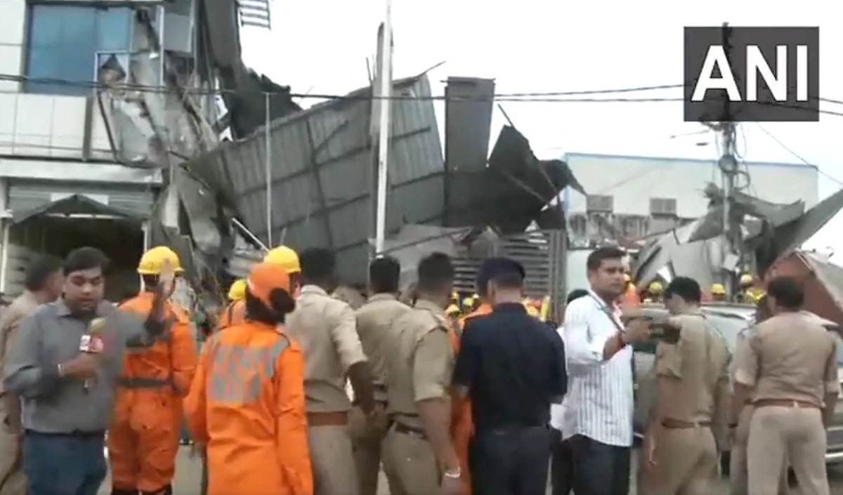 four storey building collapses in delhi burari rescue work underway ...