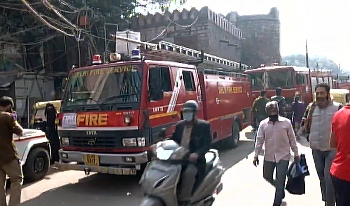 morning clashes erupted in old delhi police pelted with stones ...